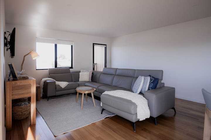Serene Vista Retreat • Primrose Sands - Hobart