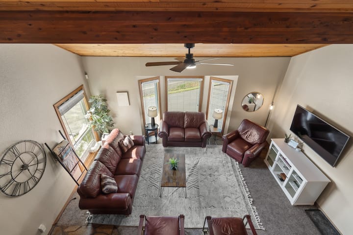 Cozy Cascade Home Steps From The Lake - Cascade, ID