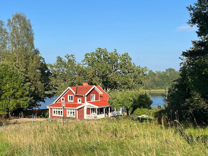 Get Away Stuga Med Stora Ytor Och Privat Brygga - Norrtälje