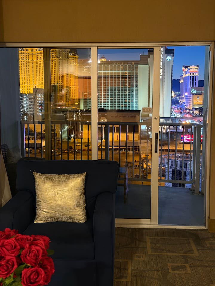 Lovely Strip View Condo W Balcony *No Resort Fees* - Las Vegas Strip, NV