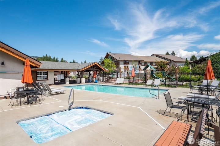 Resort Style 2br • Pool • Jacuzzi - Leavenworth, WA