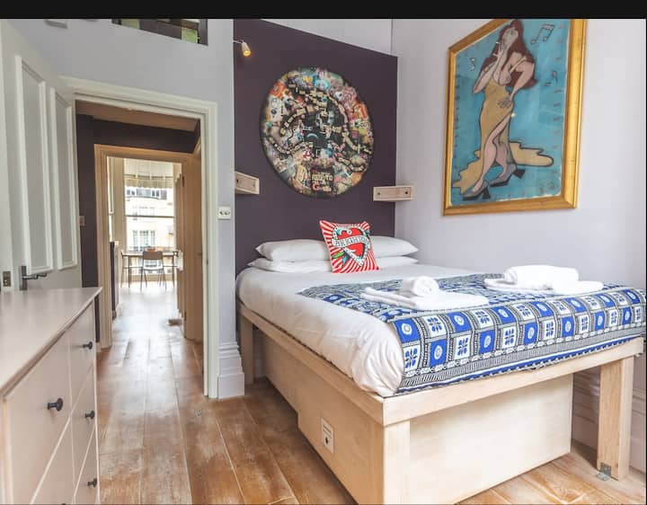 Stylish 1-bed With Balcony & Seaview - Brighton