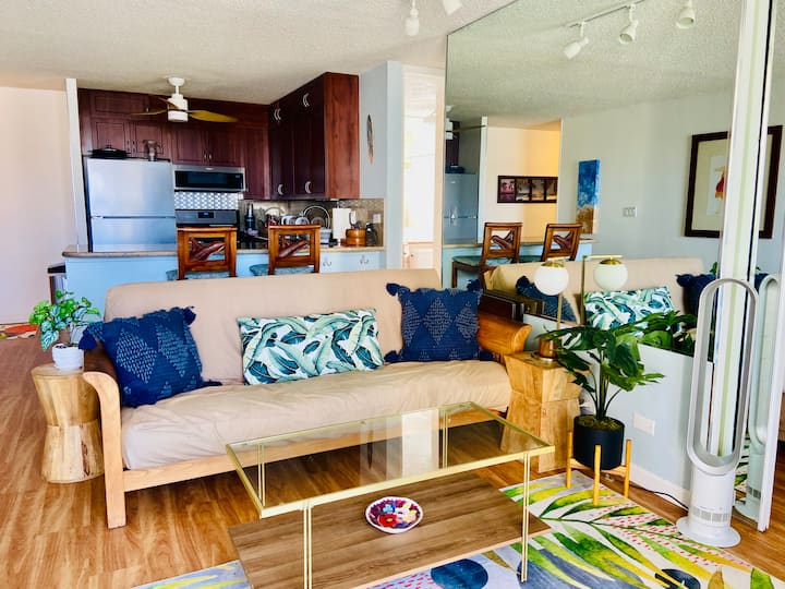 Modern Condo 2 Blocks From Beach - Honolulu