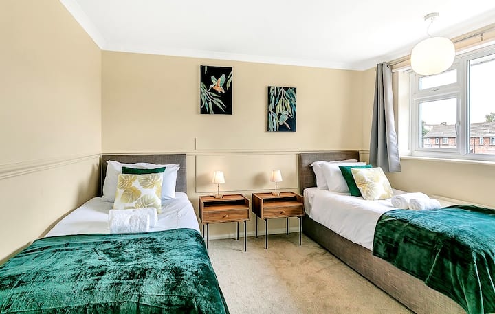 House For 6 Guests / Contractors - Southampton