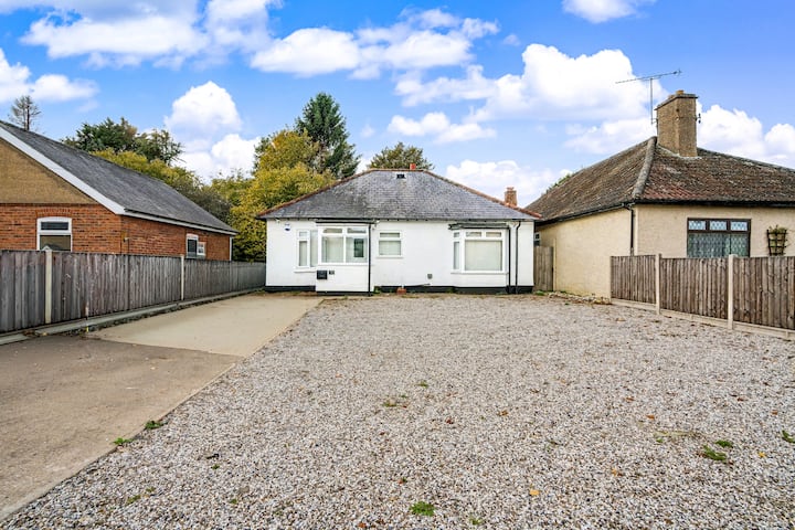 Stylish 2-bed Stay | Parking | Sleeps 5 | Stansted - London Stansted Airport (STN)