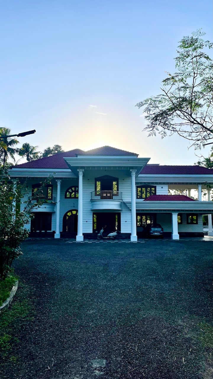 Bobby Juniors Mansion- Elegant Estate Living - Kothamangalam