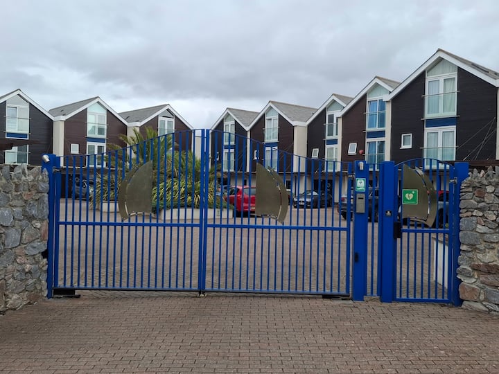 Waterside 2+2 Flat In Town House - Plymouth