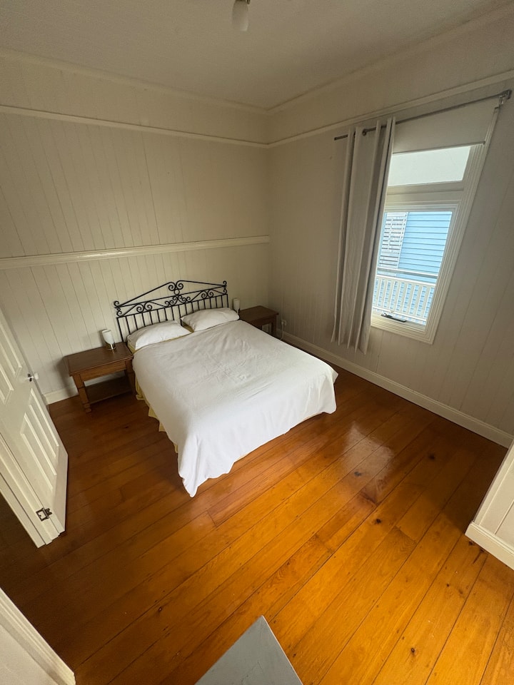 Private Cityside Room (Yellow) - Brisbane