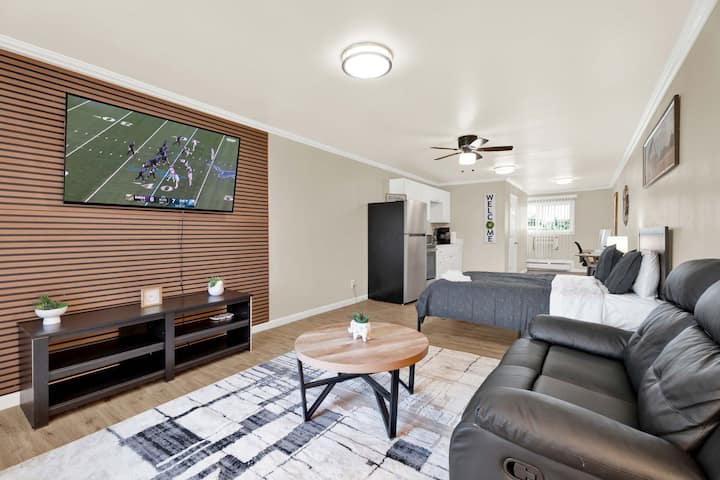Cozy Sterling Heights Studio | Wifi ~ Pet Friendly - Roseville, MI