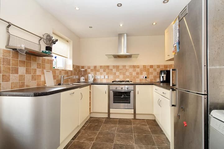 Superb 4-bed House In The City. - 侯城