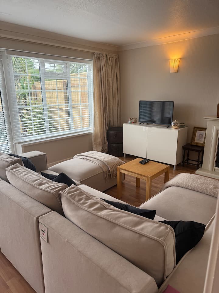 3 Bed Home In The Heart Of Torquay - Free Parking - Brixham