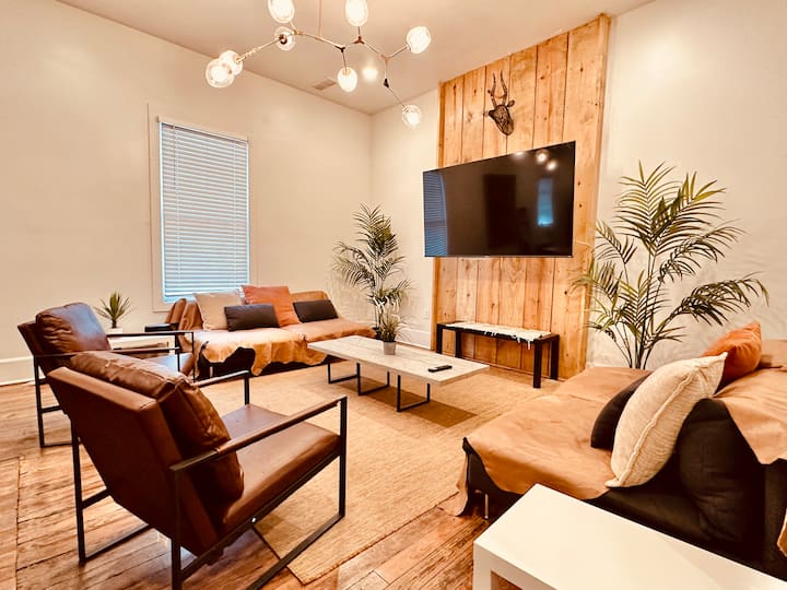Historic Scandinavian Bungalow Hot Tub Sleeps 22 - Atlanta, GA