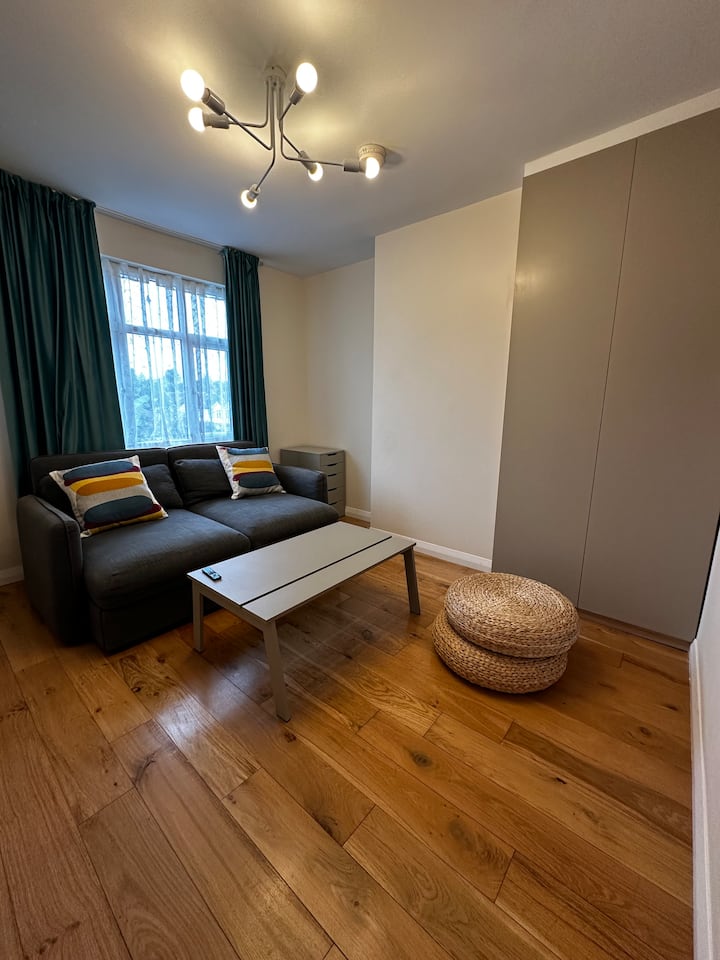 Stylish 1bed Flat On The 1st Floor (Maisonette) - Epsom