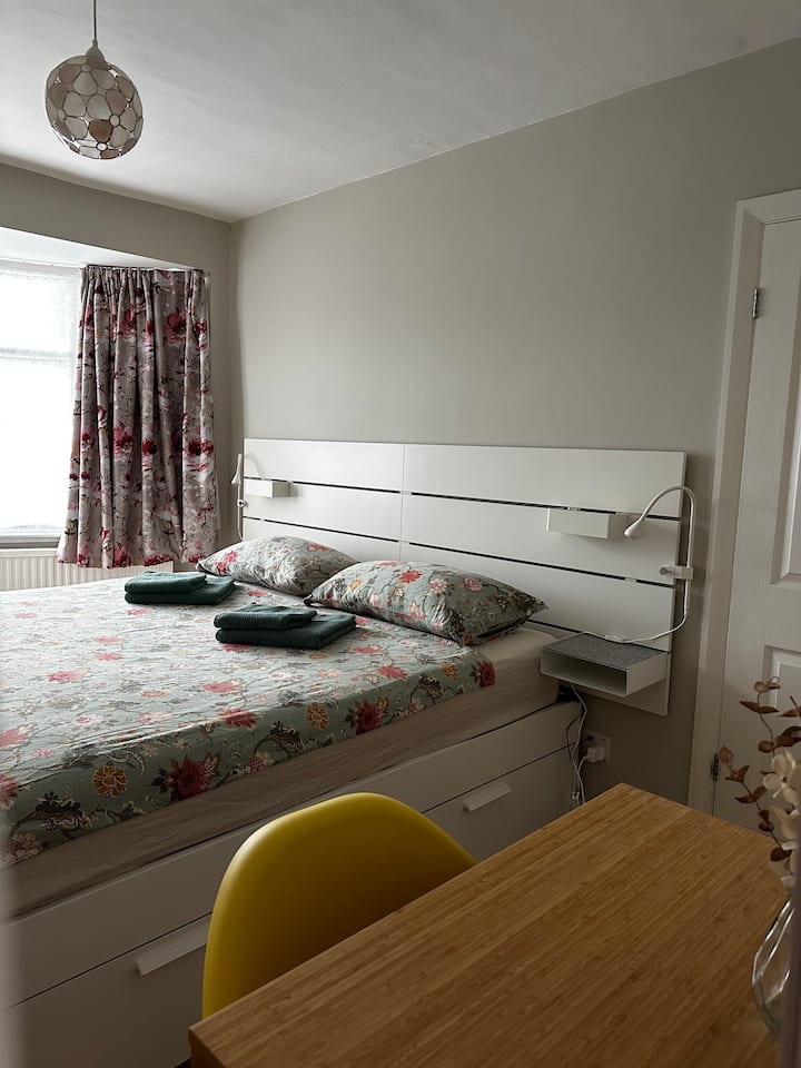 Newly Refurbished~ Cosy~ Parking On Driveway - Surbiton