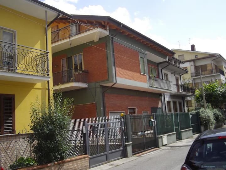 Una Piccola Campagna Nel Mezzo D Una Piccola Città - Avezzano
