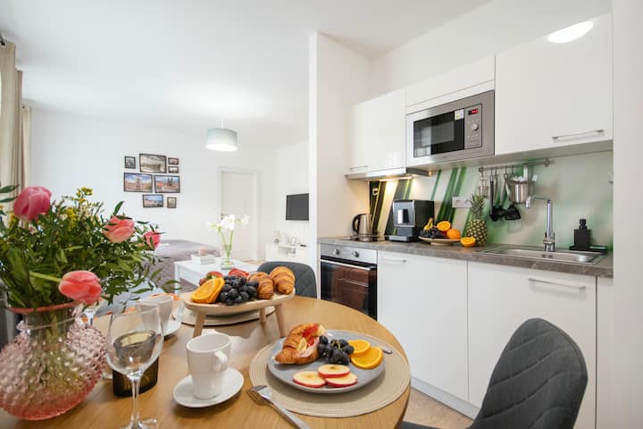 Central•5 Min To Airport Ex./train St.•selfcheckin - Prague