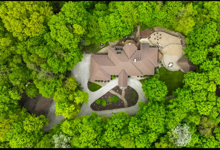 Luxury Modern Cabin - W/ Hot Tub & Fire Pit - Ashland