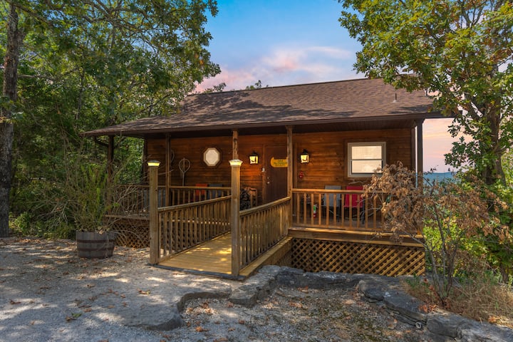 River Cabin, Jacuzzi, Sleeps 6! - Eureka Springs, AR
