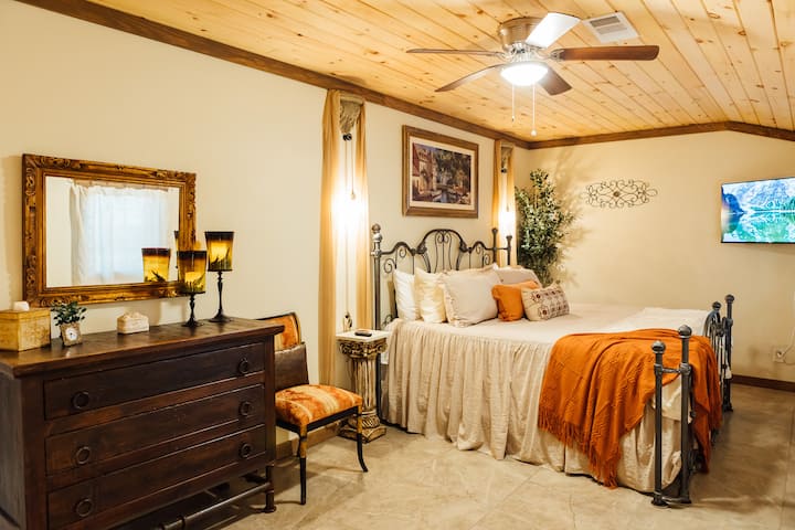 Villa Serena Tuscan Theme Home-hidden Fantasy Room - Dahlonega, GA