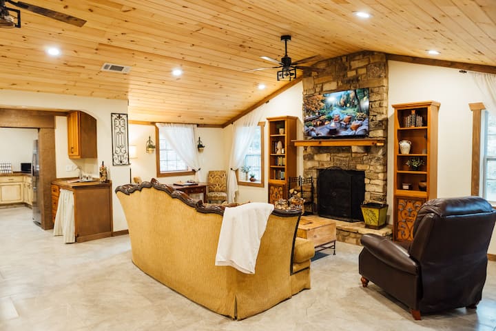 Villa Serena- Hidden Lounge/game Room - Dahlonega, GA