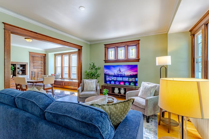 New! Trendy 4br | Lux Hot Tub & Full Kitchen - Milwaukee