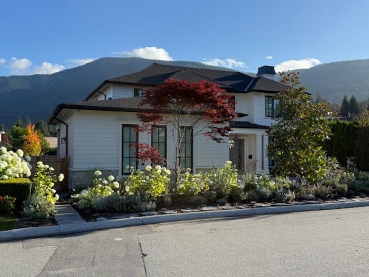 Luxury 1 Bedroom Suite In North Vancouver - Cyprus