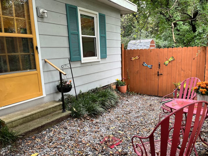 Walk To Uga Stadium And The Heart Of Five Points - Athens, GA