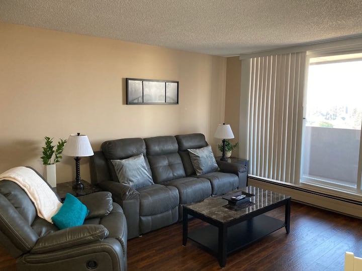 Bright & Stylish 2-bedroom Condo - レッド・ディア
