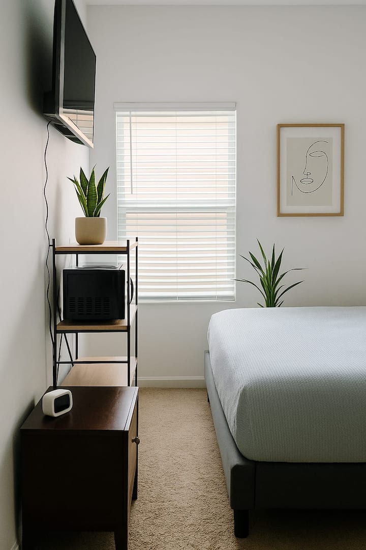 Cozy Bedroom With All Amenities - Davenport, FL