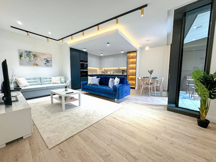 2-bed Farringdon Flat W/ Prvt Balcony, Clerkenwell - London