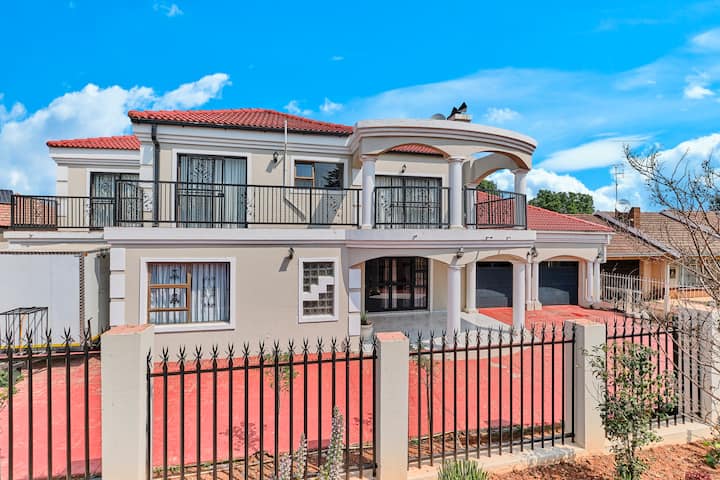 Horison Haven
Lux Guest Unit+wifi+pool+parking - Krugersdorp