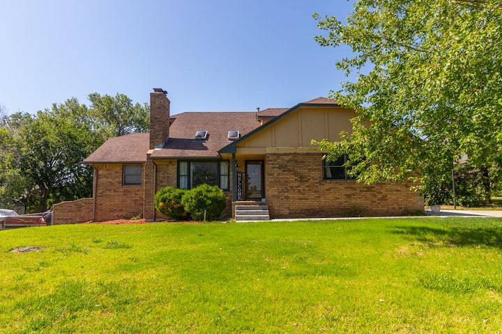 Retreat In Your Private Main Floor W/huge Backyard - Wichita, KS