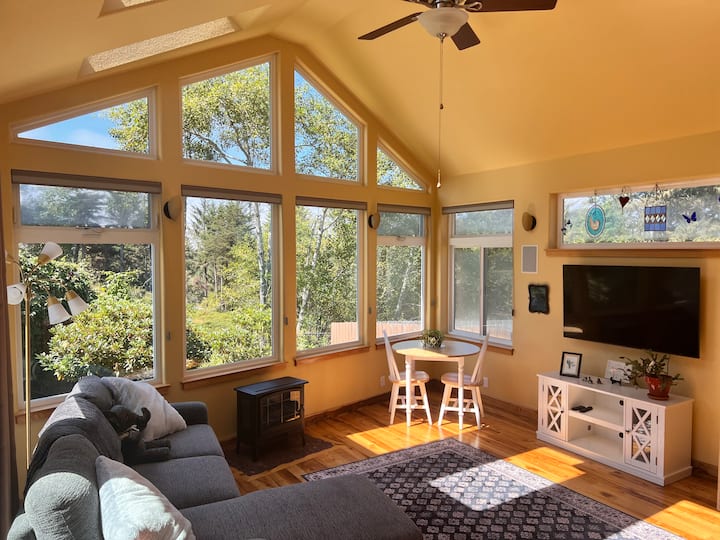 Pine Hill Hideaway. - Eureka, CA