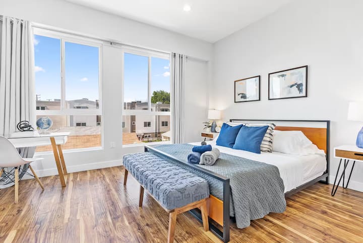 Modern 4br Townhome Near Universal W/ Parking - Los Angeles, CA