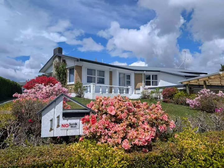 Specious 5 Bedroom Holiday House - ロトルア