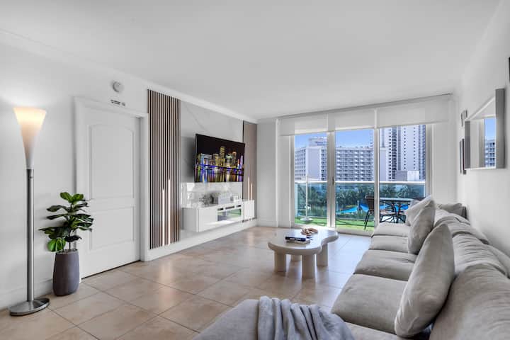 Amazing 2bed | Gym & Tennis Court | Ocean View - Sunny Isles Beach, FL