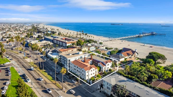 Sunny Spanish Escape Near Ocean - Long Beach, CA