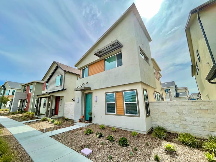 New Construction-30 Day Minimum-lux Yard With Spa - Santa Clarita, CA