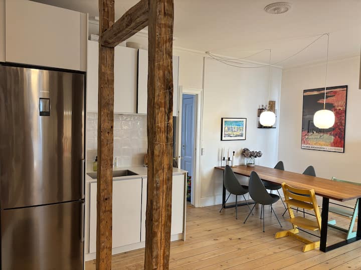 Spacious Apartment By The Lakes - 