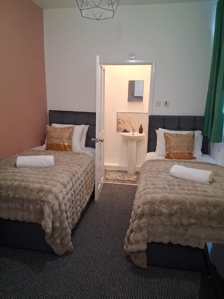 Crown House Studio 2 Single Beds - Dudley Zoo and Castle