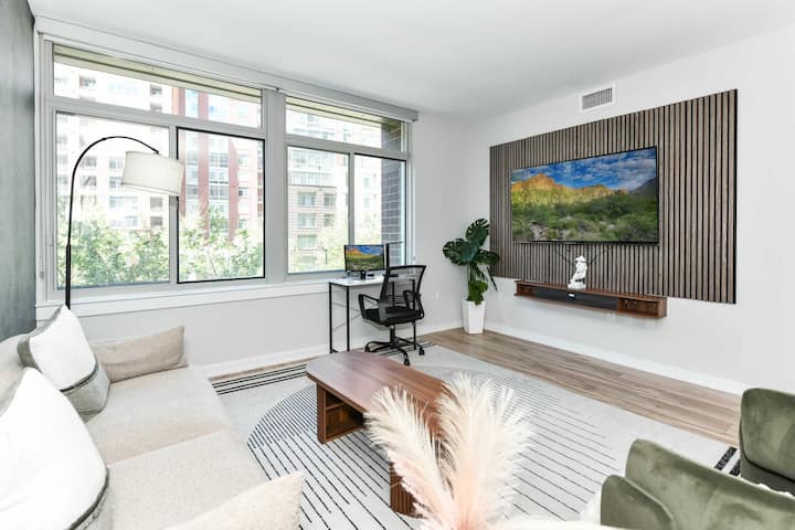Urban 2br Getaway With Rooftop Views, Gym & Parkin - Arlington, VA