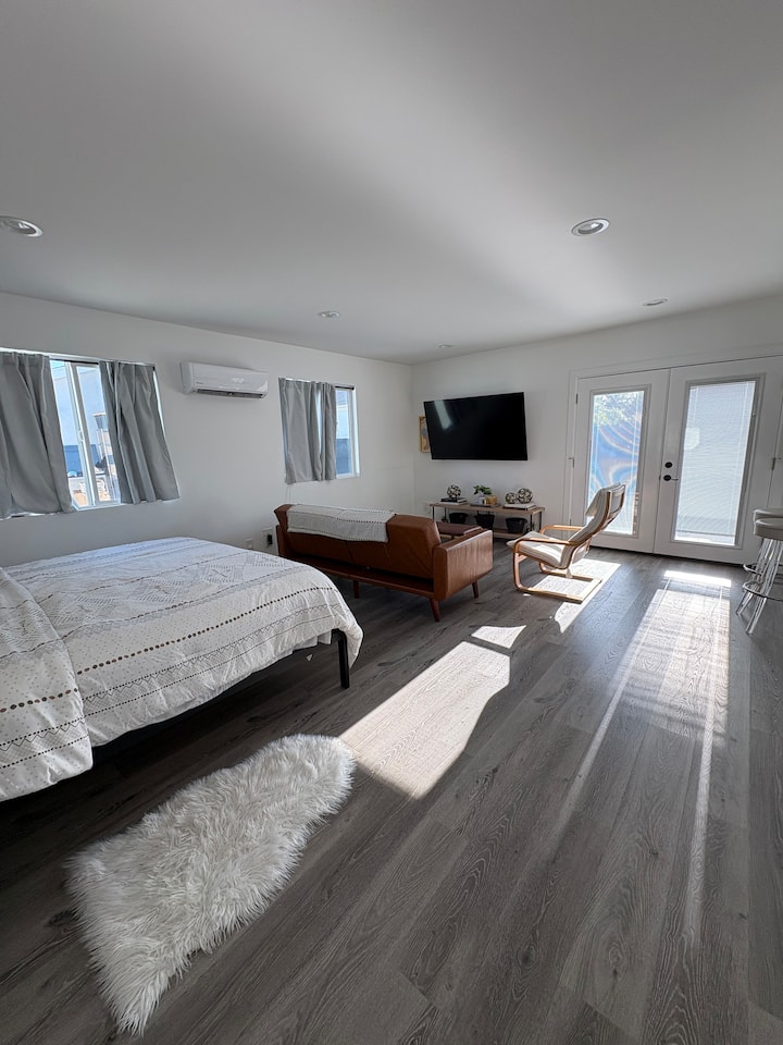 South Bay Modern Crash Pad - Harvard Park - Los Angeles
