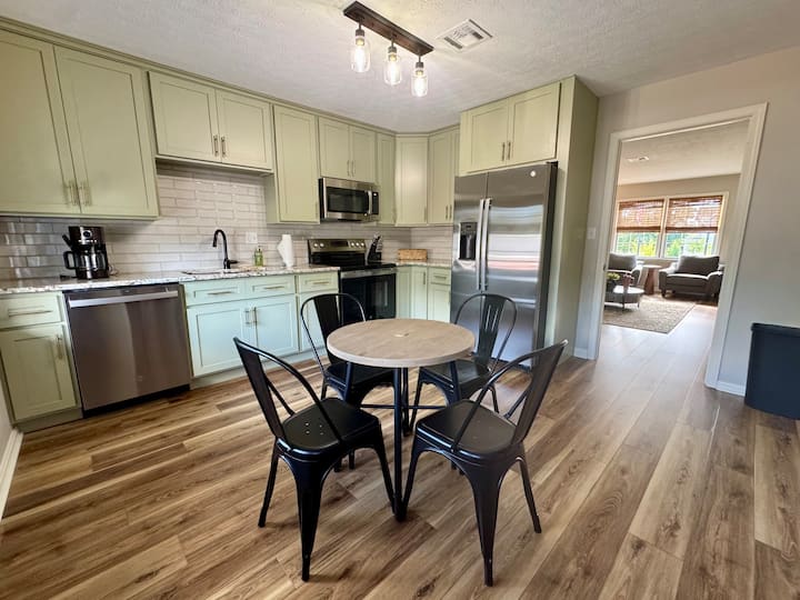 Parkside On Main
Downtown Bardstown
*2 King Beds* - Bardstown, KY