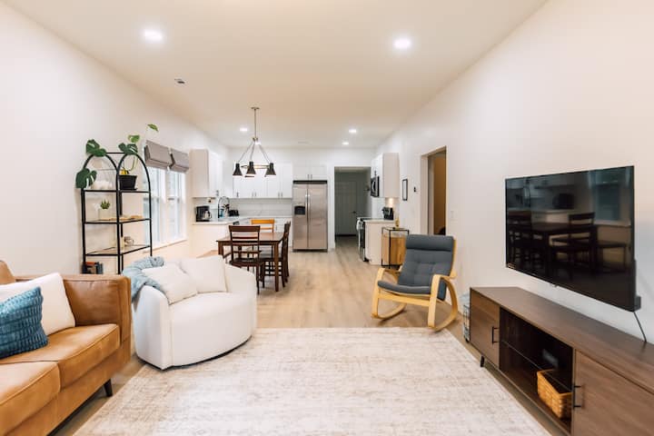 Little Blue House In The Boro | Sleeps 8 - Murfreesboro, TN