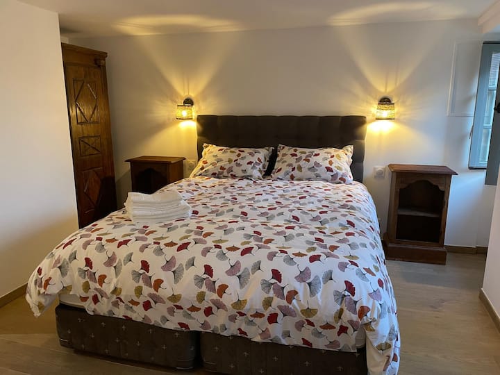 Chambre Pour Deux Personnes. - Tournus