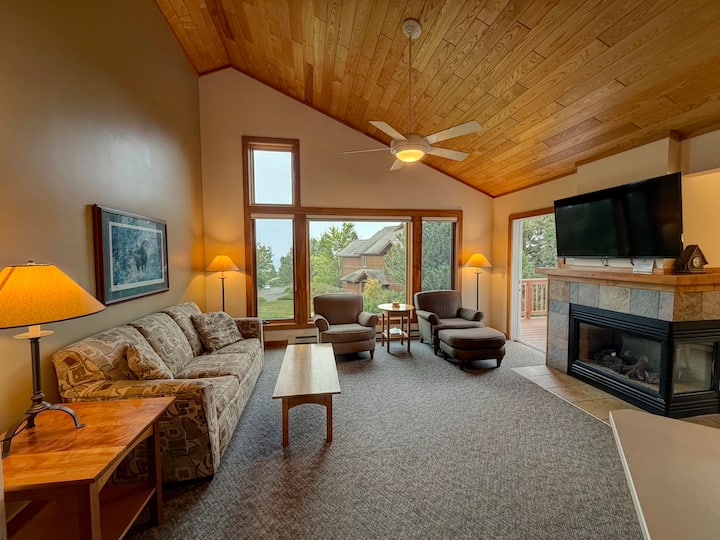 Hillside 3 Bedroom Condo W/ Loft - Lutsen, MN