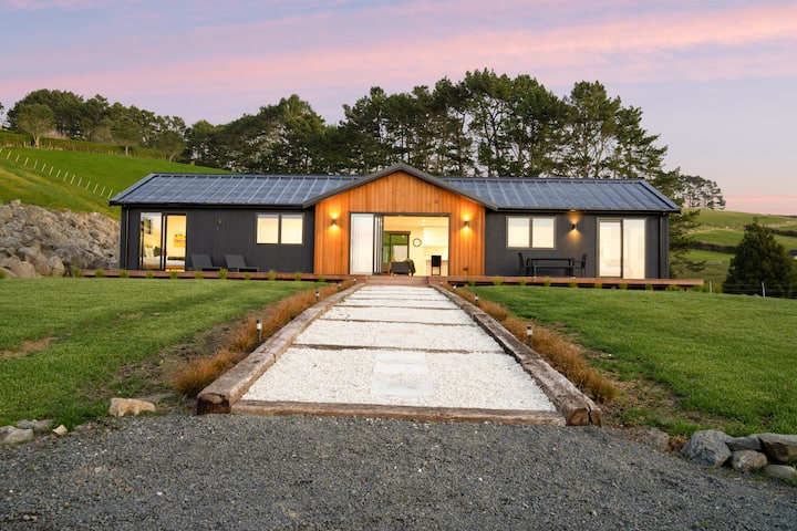 Stunning Modern Hillside Haven Near Pukekohe - Pōkeno