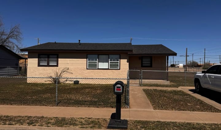Family & Pet Friendly Cul-de-sac Retreat - Lubbock, TX