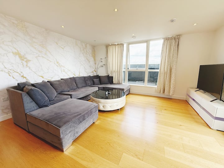 Luxurious 2 Bedroom Penthouse - Slough