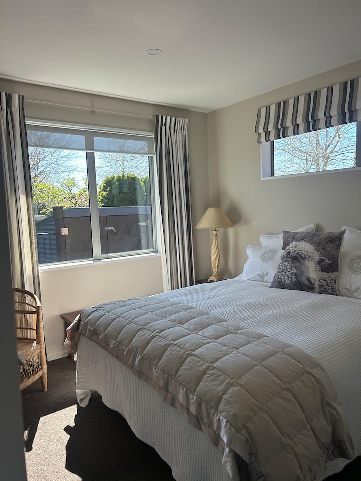 A Room In An Elegant Private Bed And Breakfast - Christchurch